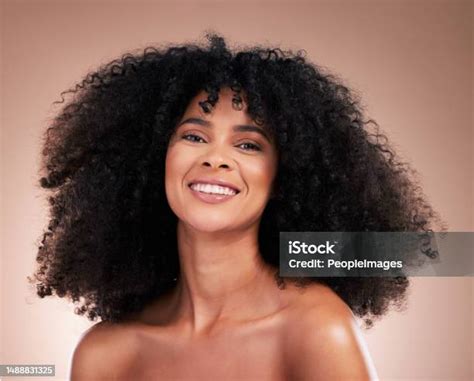 머리 얼굴 미소를 지으며 흑인 여성과 초상화 헤어케어 아프리카 화장품 스튜디오 배경에 행복한 사람 미용 스킨케어 곱슬머리 헤어