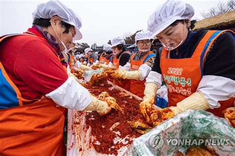 농협 취약 계층을 위한 김장나눔 행사 연합뉴스
