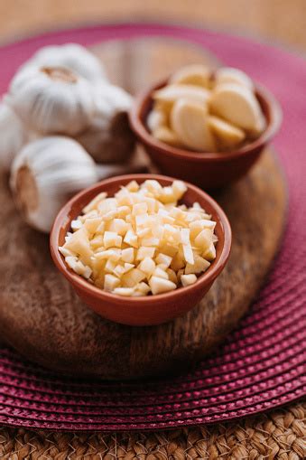 나무 부엌 보드에 껍질을 벗기고 다진 마늘 전체의 일부를 복합 0명에 대한 스톡 사진 및 기타 이미지 0명 갈색 개체 그룹 Istock