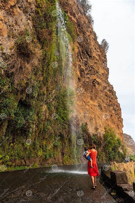 Vertical De Una Madre Con Hijo En La Cascada Anjos Que Cae En La