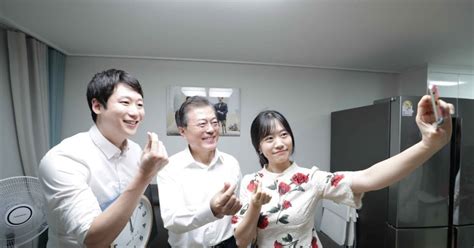 신혼부부와 함께 기념촬영하는 문 대통령