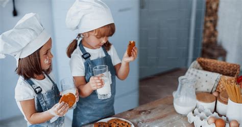 우유와 함께 Wth 안경 부엌에서 음식을 준비하는 흰색 요리사 유니폼을 입은 가족 아이들 사진 Unsplash의 우크라이나 이미지