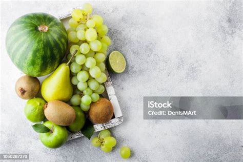 신선한 원료 유기 녹색 톤된 과일 돌 부엌 테이블 배경에 흰색 빈티지 상자에 수 박 배와 키 위 라임과 포도 텍스트를 위한 공간 0명에 대한 스톡 사진 및 기타 이미지