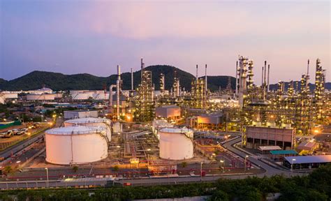 정유 공장 산업석유 저장 탱크의 공중 보기 무인 항공기 아름다운 하늘 일몰과 황혼에 정유 공장 산업 공장 개념 및 운송 0명에 대한 스톡 사진 및 기타 이미지 Istock