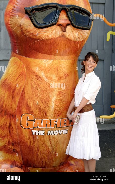 Jennifer Love Hewitt At The World Premiere Of Garfield The Movie