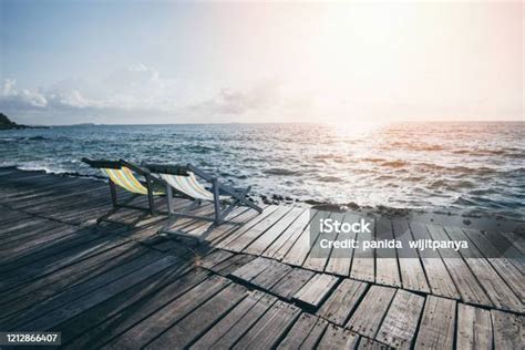 바다 푸른 하늘과 태국 여름 해변에서 리조트 배경나무 다리 발코니 열대 섬에 벤치 의자 해변바다 파도와 해안 풍경 바다 경관 바위의 테라스 보기 0명에 대한 스톡 사진 및