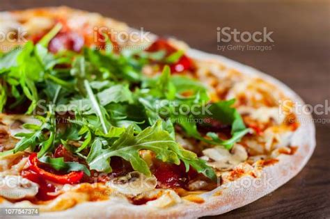 모 짜 렐 라 치즈 버섯 페퍼로니 토마토 소스 살라미 후추 향신료와 신선한 Arugula와 피자 나무 테이블 배경에 이탈리아 피자 0명에 대한 스톡 사진 및 기타 이미지