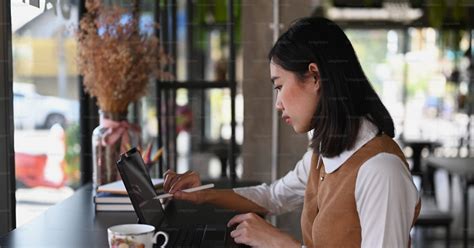 커피숍에서 디지털 태블릿에 스타일러스 펜을 들고 있는 여성 디자이너의 측면 모습 사진 Unsplash의 컴퓨터 키보드 이미지