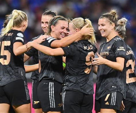 Beth Mead Katie Mccabe Oct19