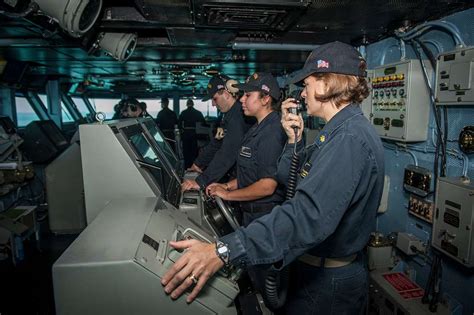 Uss Nimitz Bridge Uss Nimitz Cvn 68 Departing San Francisco The