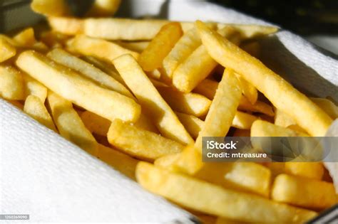 바삭바삭한 두툼한 칩 감자 튀김 기름에 튀긴 건강에 해로운 기름진 스낵 식품의 이미지 과잉 오일을 제거하기 위해 흡수 성 종이에 제공 0명에 대한 스톡 사진 및 기타 이미지