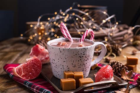 하얀 얼굴 다른 크리스마스 사탕과 과자 나무 배경에 있는 마쉬 멜 로우와 함께 한 코코아 어두운 스타일과 텍스트에 대 한 여유 공간에 사진 촛불 그리고 휴일 장식입니다 엽서