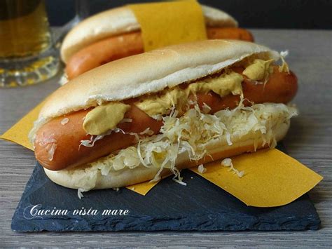 Panino Con Wurstel E Crauti