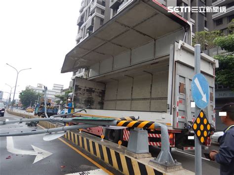 台中大貨車鷗翼門沒關就上路 路口撞倒號誌桿毀小客車 社會 三立新聞網 Setncom