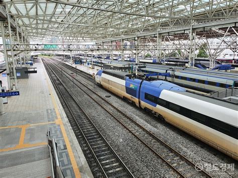 [ren사진관] 태풍 힌남노에 열차 운행 멈춰 한산한 서울역