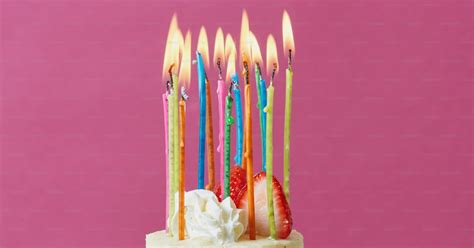 촛불이 든 케이크가 든 접시를 들고 있는 손 사진 Unsplash의 생일 케이크 이미지