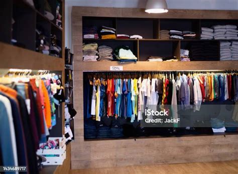옷걸이와 선반에 옷을 입고 있는 남성 의류 매장의 인테리어 라벨에 대한 스톡 사진 및 기타 이미지 라벨 모던 양식 생활필수품 Istock