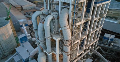 높은 콘크리트 공장 구조와 산업 생산 현장의 타워 크레인이 있는 시멘트 공장의 조감도 제조 및 글로벌 산업 개념 사진 Unsplash의 발전소 이미지