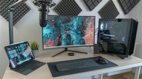 검은색 평면 스크린 컴퓨터 모니터 및 검은색 컴퓨터 키보드 사진 Unsplash의 무료 사무실 이미지