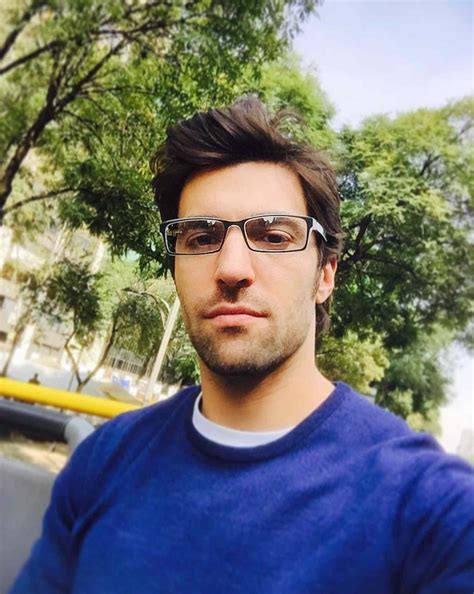 Osvaldo De Leon Cambió La Medicina Por La Actuación