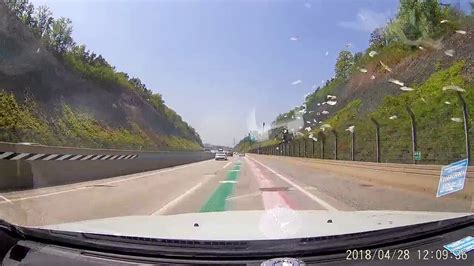 블랙박스 고속도로에서 추락하는 새와 충돌하여 차가 찌그러졌습니다 Youtube