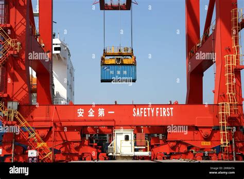 LIANYUNGANG CHINA SEPTEMBER 7 2023 A General View Of Containers Loading And Unloading At