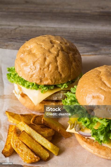집 나무 테이블 감자 튀김에 닭고기 양파 오이 양상추 치즈와 햄버거를 만든 0명에 대한 스톡 사진 및 기타 이미지 0명 고기 굽기 Istock