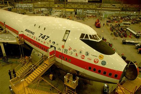 Boeings Last 747 Rolls Out Of Washington State Factory Cbs News