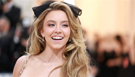 Sydney Sweeneys Killer Abs And Legs Are Toned Af In A Daring Naked Dress