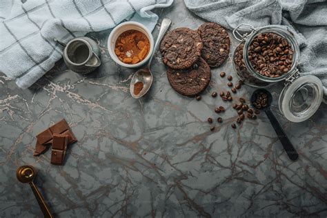 커피 원두 더미 위에 앉아있는 커피 한 잔 사진 Unsplash의 커피 콩 이미지