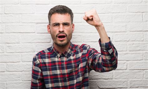 젊은 성인 남자 백색 벽돌 위에 서 화가 좌절 분노 미친 제기 손으로 소리와 분노 개념 소리 벽 감정에 대한 스톡 사진 및 기타 이미지 Istock