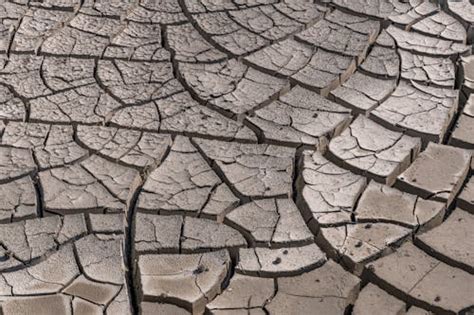 가뭄 갈라진 거친 건조한 땅 부서진 사막 수직 쐈어 질감 표면 확대에 관한 무료 스톡 사진