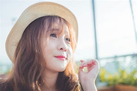 무료 이미지 손 소녀 사진술 초상화 모델 의류 레이디 헤어 스타일 긴 머리 얼굴 드레스 눈 피부 금발 오르간 단맛 맑은 날 대면하다 사진