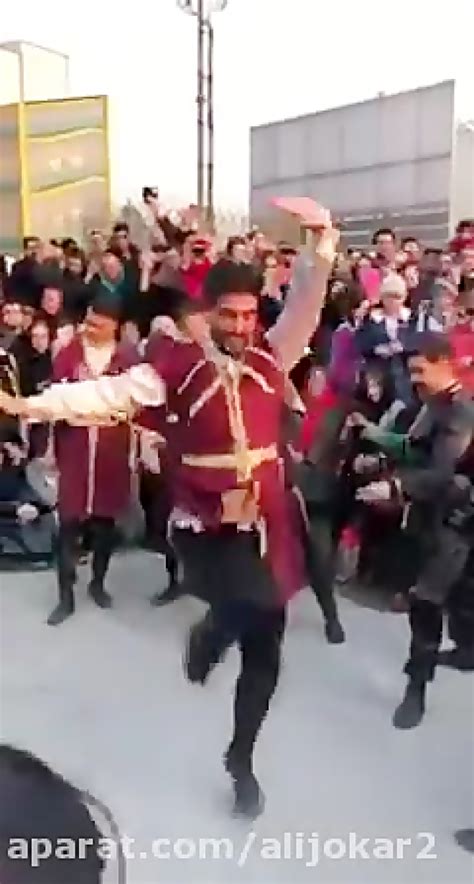 رقص زیبای گروهی در خیابان