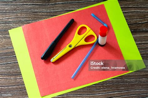 종이 접기 명령 단계 1 종이 풍차 나무 테이블에 회전 재미있는 장난감 수박 풍차 어린이 예술 프로젝트 바느질 어린이를위한 공예품 0명에 대한 스톡 사진 및 기타 이미지