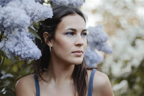 Vista Frontal De La Caucásica Chica Morena Con Violeta Lila Que Está