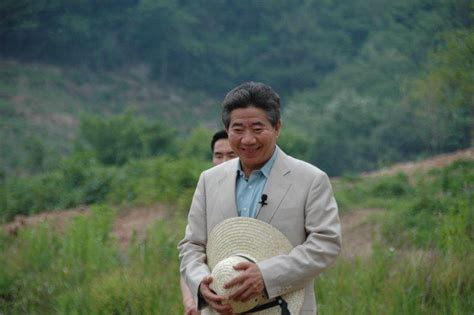 노무현사료관 [밀짚모자를 안고 방문객을 맞이하며 미소짓는 노무현 전 대통령]