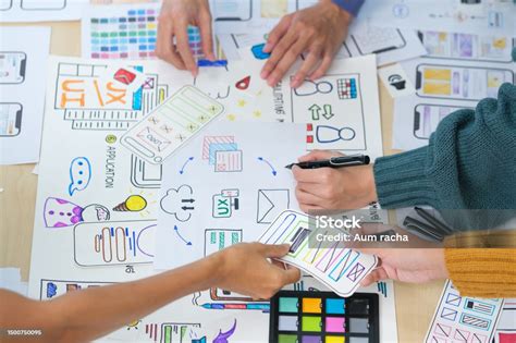 자른 샷 웹 사이트 디자이너 팀 계획 응용 프로그램 개발 초안 스케치 그리기 템플릿 레이아웃 프레임 워크 현대 사무실에서