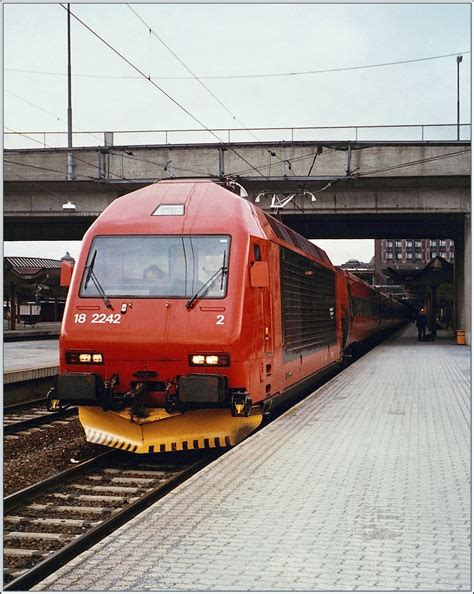 Nsb El 18 2257 Steht Am 30102011 Vor Einem Bahnübergang In Stanghelle