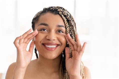 Alegre Joven Guapa Mujer Afroamericana Desnuda Sin Camisa Con Perfecto