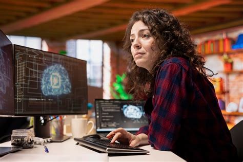 Administrateur système dans le bureau de démarrage codage algorithme d IA avancé Photo Gratuite