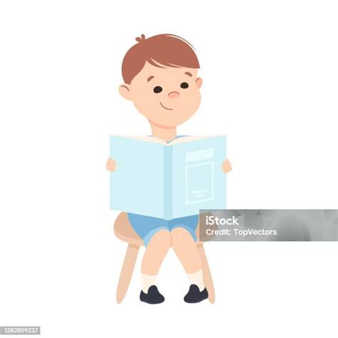 귀여운 어린 소년 의자 독서 책에 앉아 유치원 아이 문학을 즐기는 어린이 교육 개념 만화 스타일 벡터 일러스트 교육에 대한 스톡 벡터 아트 및 기타 이미지 Istock
