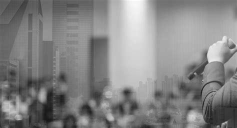 기업 비즈니스 컨퍼런스에서 강연을 하는 연사 프레젠테이션 화면 앞에서 발표자와 함께 홀에서 청중 기업 임원이 비즈니스 및 기업가