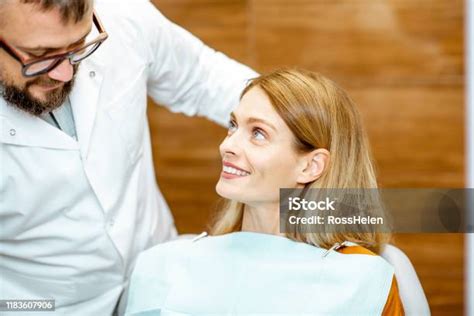 의료 상담 중 미소 짓는 치과 의사가 있는 성인 환자 건강 진단에 대한 스톡 사진 및 기타 이미지 건강 진단 건강관리와