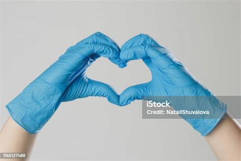 의료 라텍스 장갑에 손 손은 하트 모양을 형성합니다 제스처는 사랑의 선언을 상징한다 클로즈업 감정을 표현하기위한 손 제스처 흰색에 격리 가정 생활에 대한 스톡 사진 및 기타
