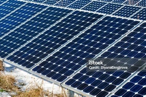 태양 전지 패널의 겨울 눈 풍경 태양광 대체 전기 소스선택적 초점 복사 공간 0명에 대한 스톡 사진 및 기타 이미지 0명 겨울 계절 Istock