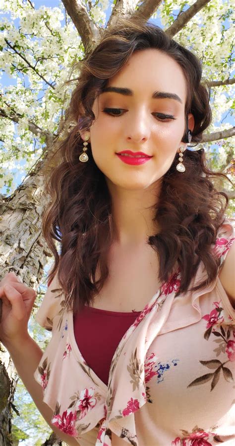 Abigail Shapiro Scrolller