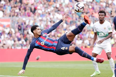 رونالد آرائوخو و پا نگذاشتن روی لوگوی بارسلونا عکس طرفداری