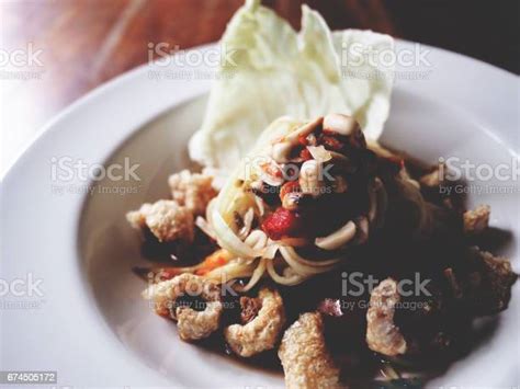 이것은 나무 부드러운 톤 위의 흰색 접시에 돼지 고기 딱딱 거리는 태국 스타일의 파파야 샐러드입니다 거리에 대한 스톡 사진 및 기타 이미지 Istock