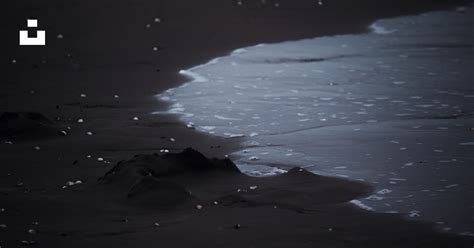 바위와 물이있는 해변 사진 Unsplash의 무료 회색 이미지